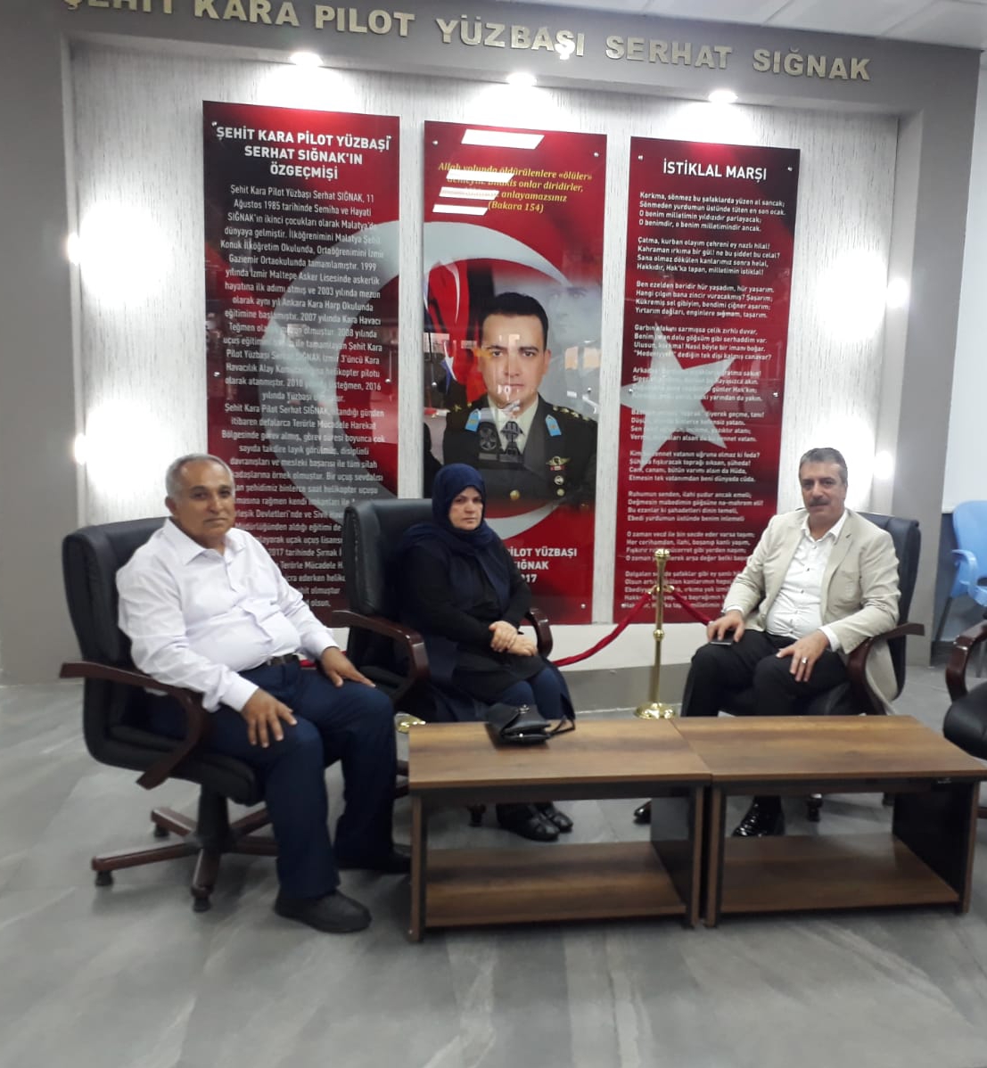 Sehit Kara Pilot Yuzbasi Serhat Signakin Kiymetli Anne ve Babasinin ...