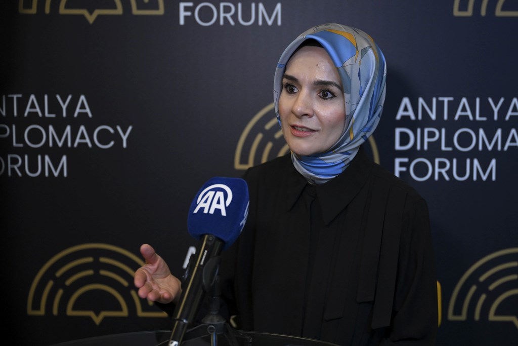 Bakanimiz Goktas, Antalya Diplomasi Forumu'nda Turkiye'nin sosyal politikalardaki tecrubelerini ...